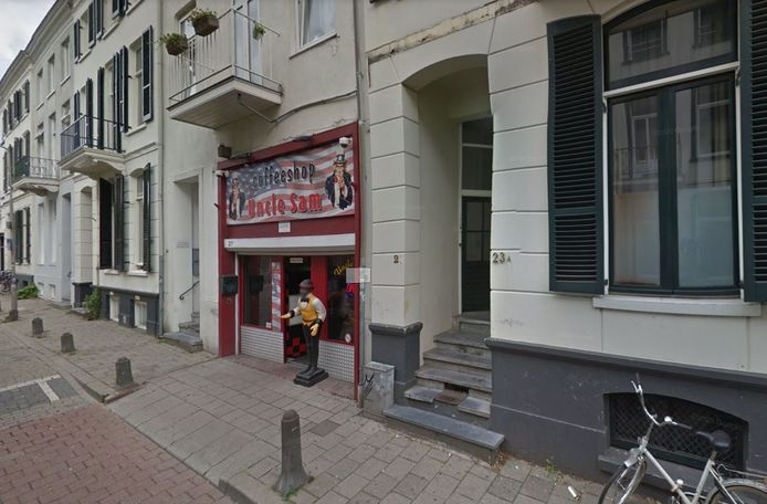 Het lijkt me sterk dat donkere mensen een racistische coffeeshop ...