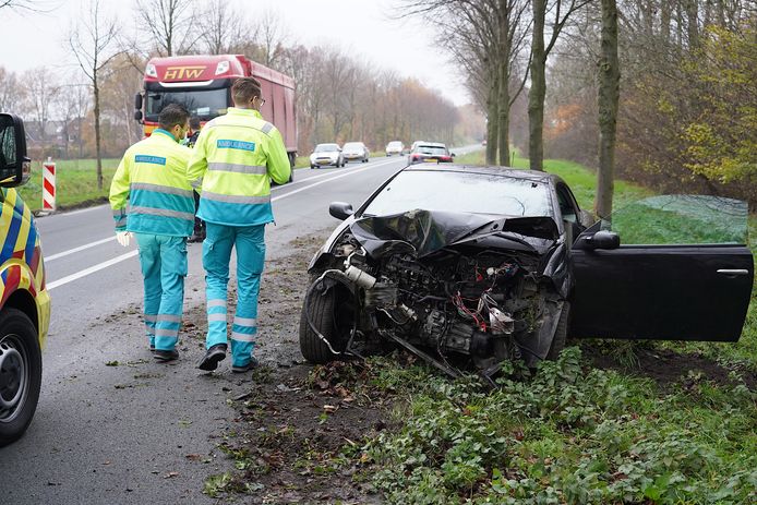 Automobiliste verliest macht over het stuur en botst tegen boom in Oud Gastel | Roosendaal ...