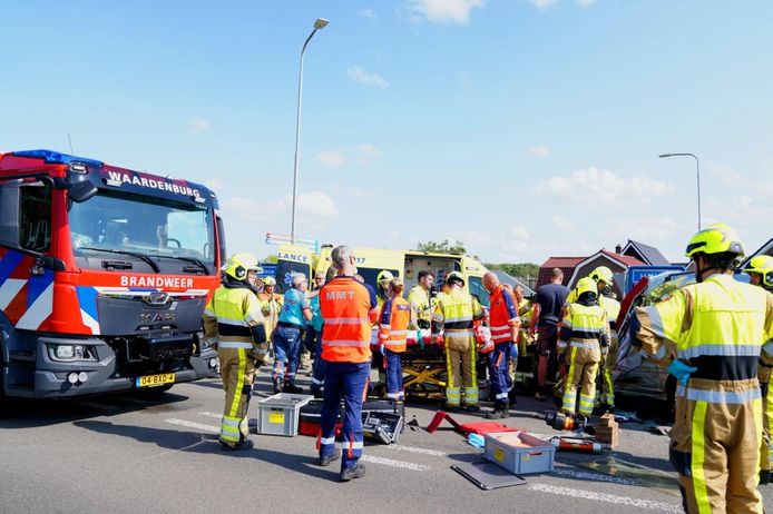 Zwaargewonde na botsing tussen vrachtwagen, bestelbus en auto in Hellouw | 112 nieuws West ...
