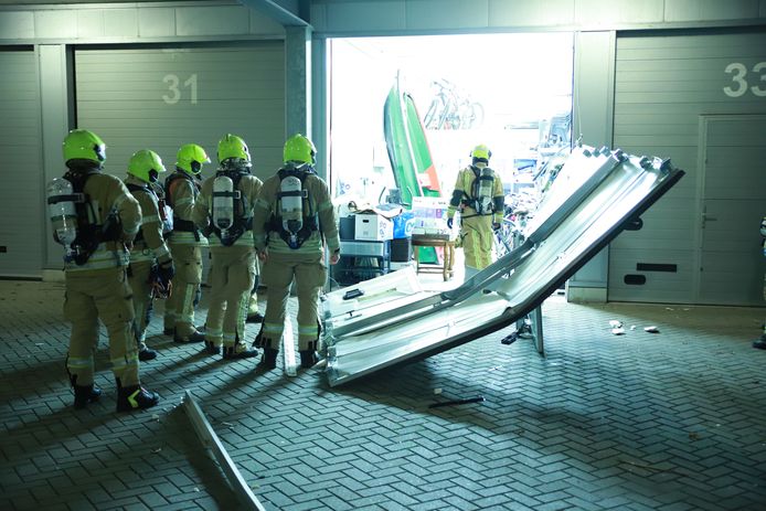 Zwaargewonde na explosie op industrieterrein in Maasdijk, roldeur en ...