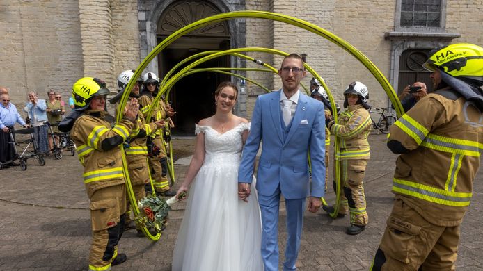 Brandweerman Dylan trouwt met Lina en wordt gevierd door collega's aan ...