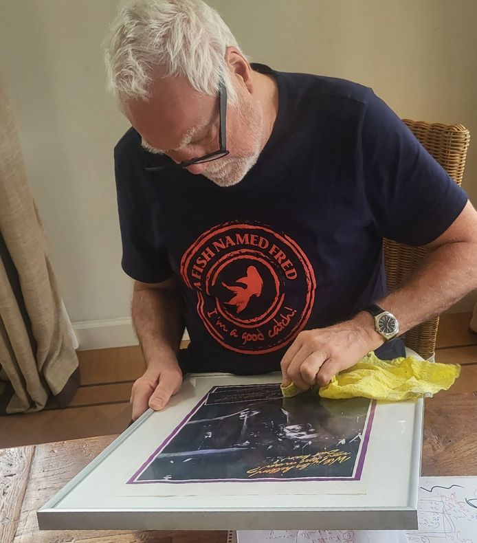 Limited edition-platen, gesigneerde shirts en posters van Golden ...