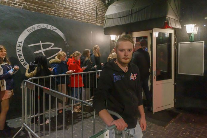 Ruim 200 jongeren bouwen alcoholvrij feestje in Zwolse kroeg | Zwolle ...