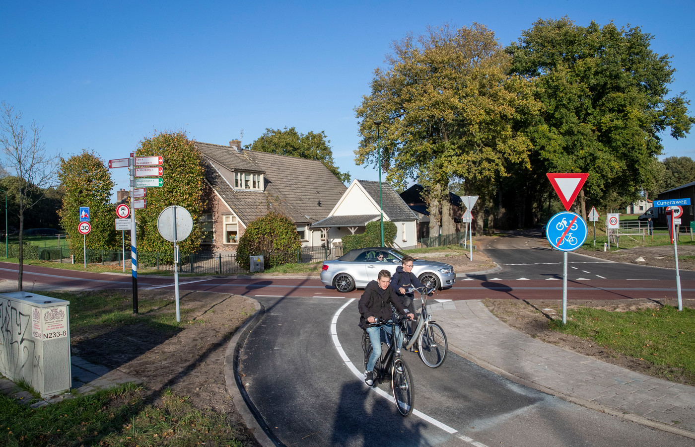 Nog wat veel auto’s over nieuwe fietsstraat bij Achterberg | Foto ...