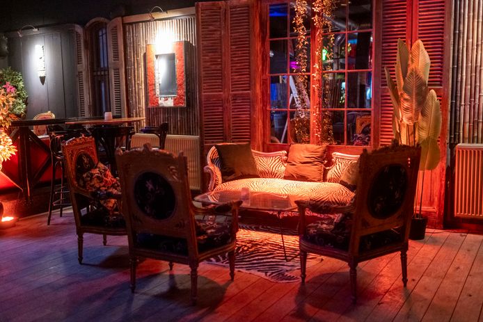 Guy (25) en Sam (23) nemen cocktailbar Bar Zar over: “Wie hier voor het ...