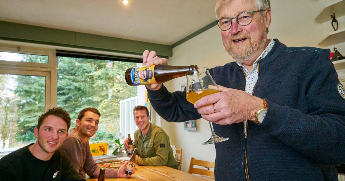 Boekelse oud-burgemeester keurt naar hem genoemd biertje: Boekelse Driek | Boekel | AD.nl