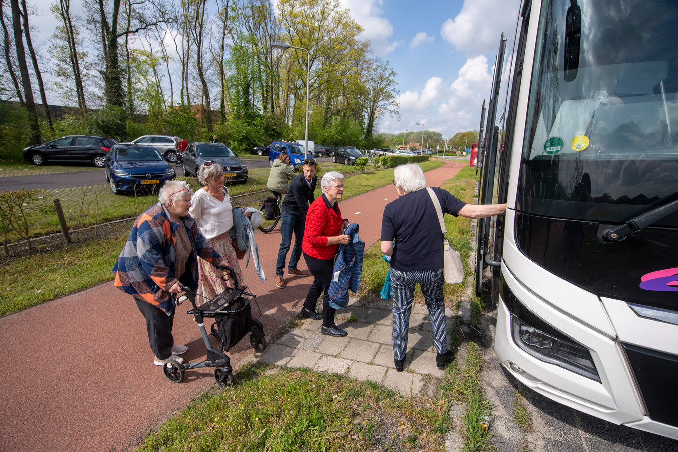 Een dag op pad met stichting Vier het Leven, die Frieda (95) en honderden Twentse ouderen naar ...