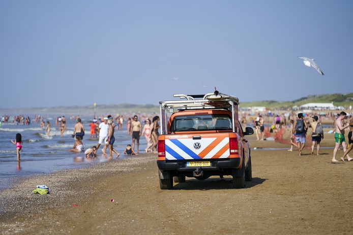 Rode waarschuwingsvlag op Scheveningen: ‘Zee en weersomstandigheden ...