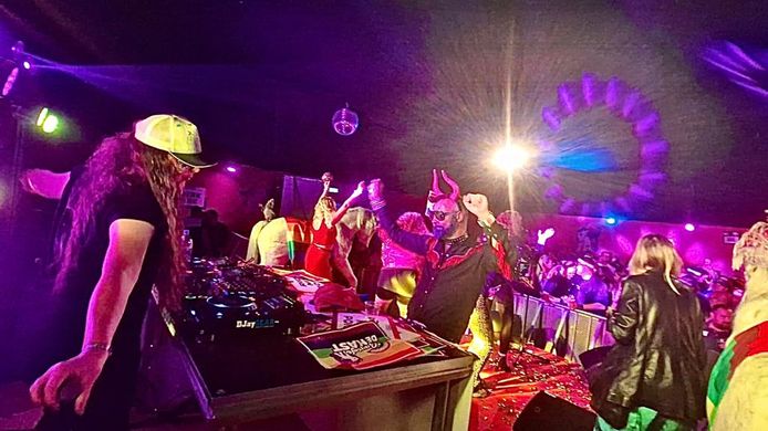 Woerdense dj Mirte Damen beleeft kippenvel-moment op Zwarte Cross ...