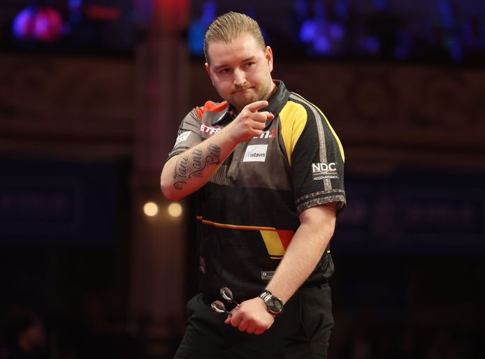 Een kansloze nederlaag voor Van den Bergh tegen Littler, De Decker wint ... Een kansloze nederlaag voor Van den Bergh tegen Littler, De Decker wint ...