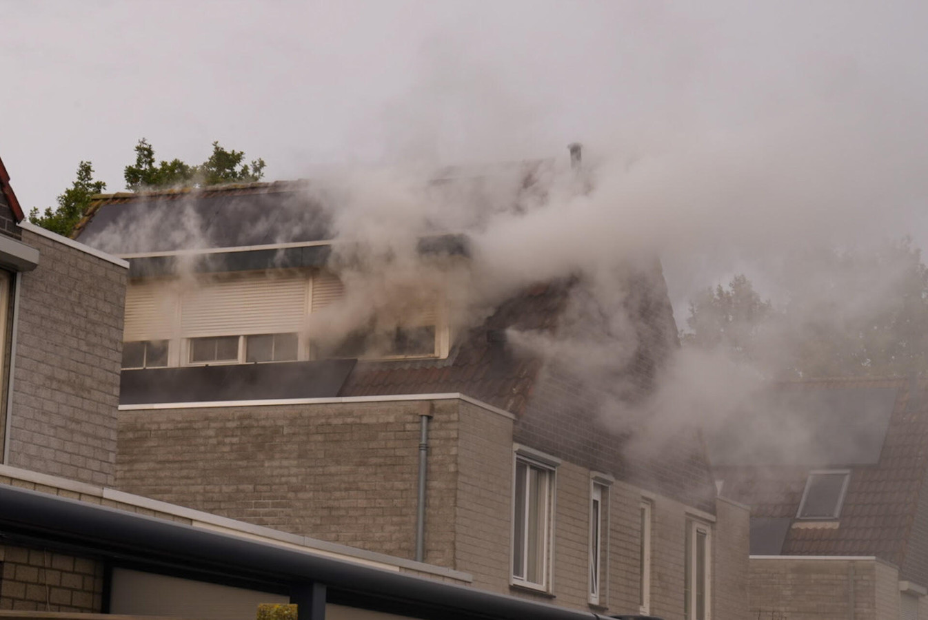 Veel rook bij woningbrand in woonwijk in Helmond | Foto | ed.nl