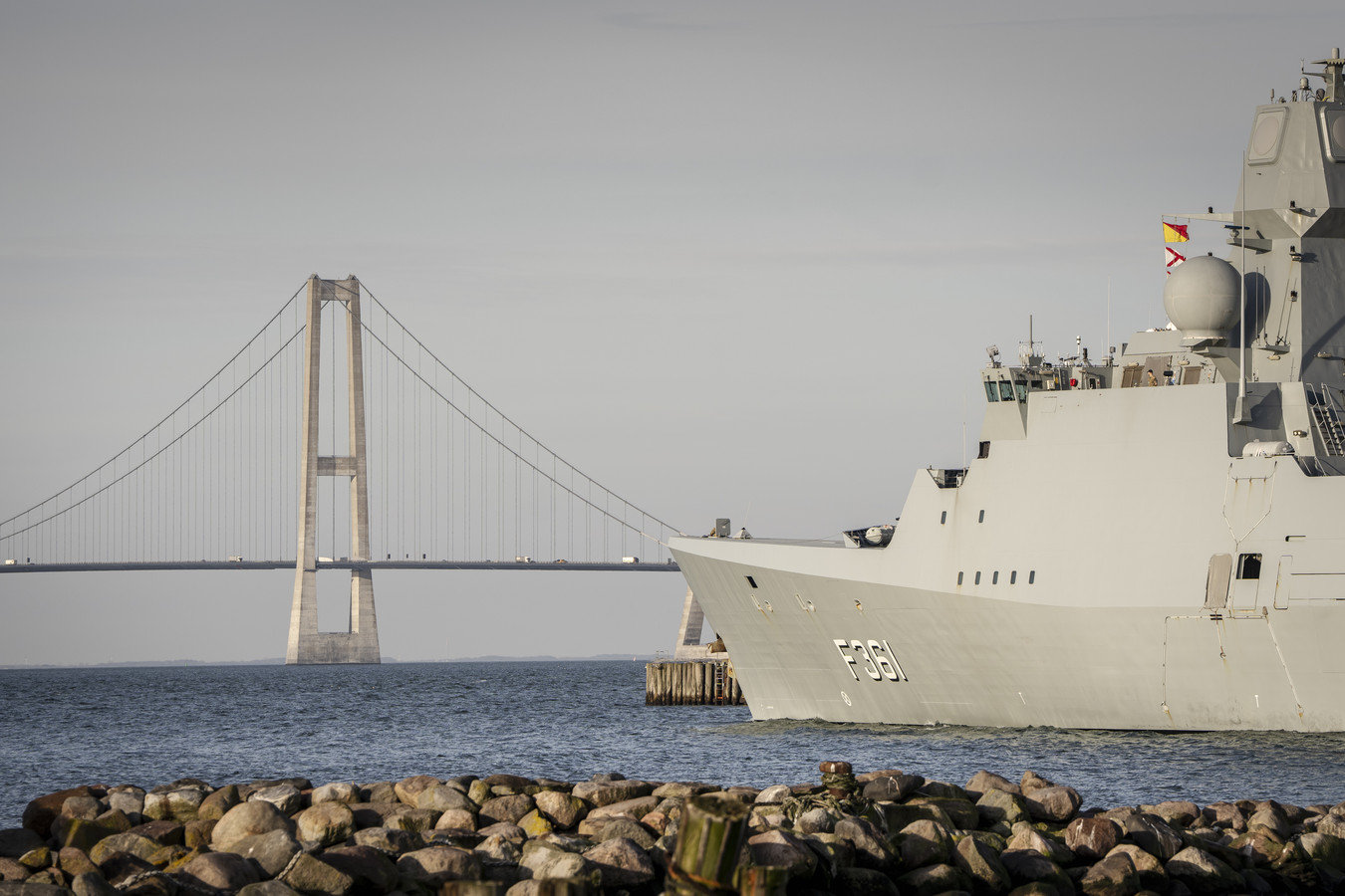 Deens fregat raakt in Rode Zee in groot gevaar en brengt Thales in ...