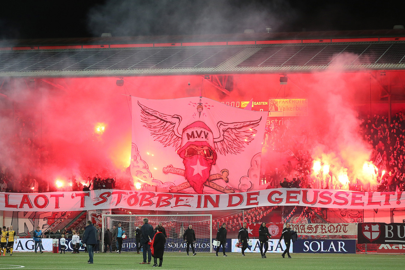 MVV laat duizenden supporters gratis naar binnen na rellen tegen Roda ...