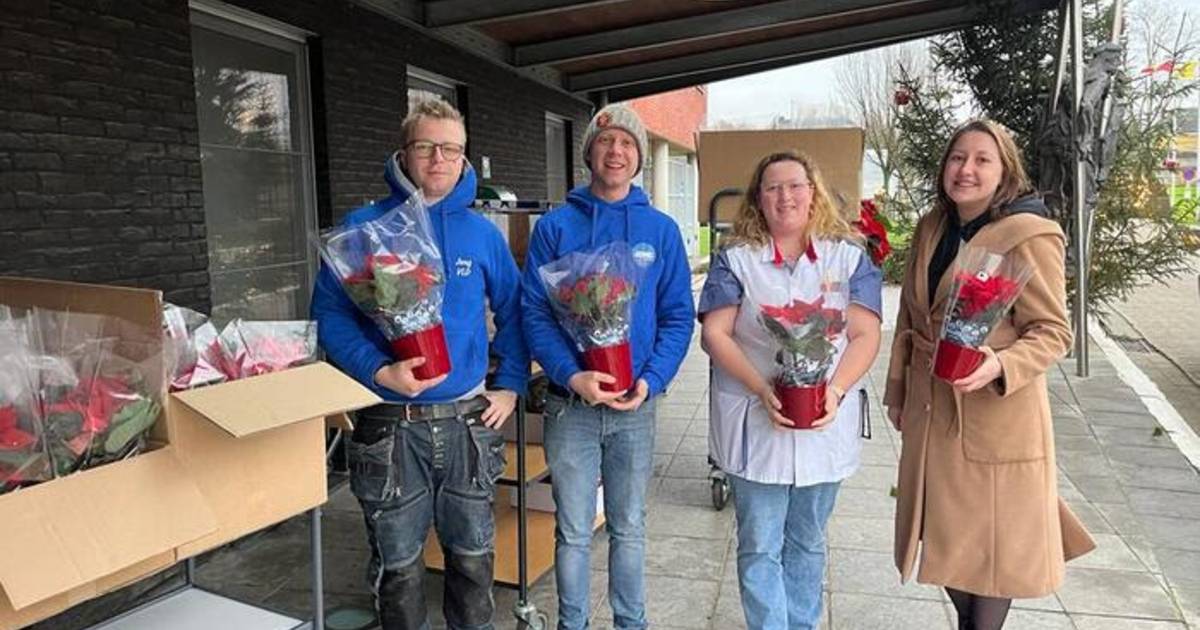 Jong VLD brengt kerstrozen voor bewoners wzc Ter Stelten | Merchtem | hln.be