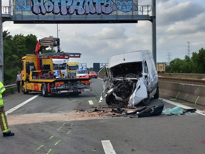 18-jarige Nederlander sterft nadat bestelwagen inrijdt op vrachtwagen ...