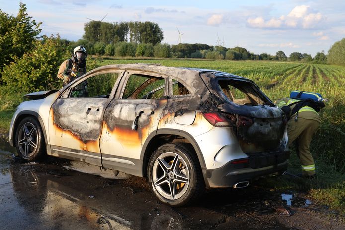 Bestuurder kan voertuig aan de kant zetten voor het in vlammen opgaat ...
