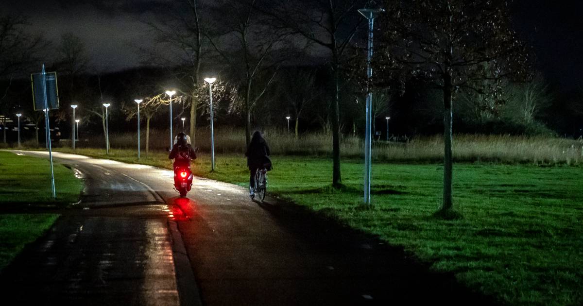 Slingerend over het fietspad naar huis na het uitgaan straks verleden ...