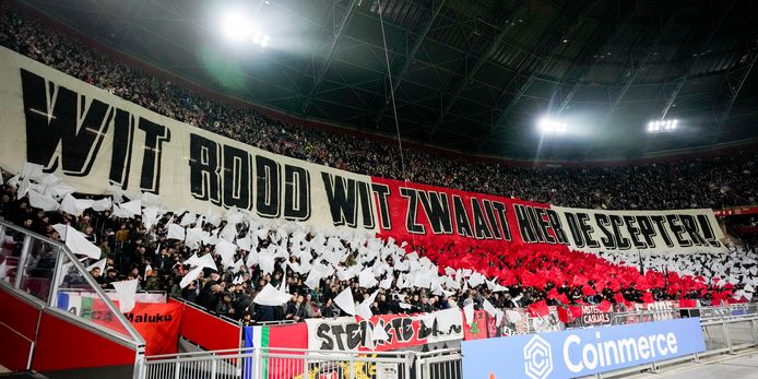 Ajax maakt droomweek compleet met zege op koploper PSV in zinderende ...