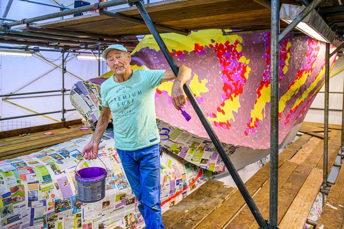 Ontwerper Harry van den Broek (82) maakt 87ste corsowagen: ‘Het corso ...