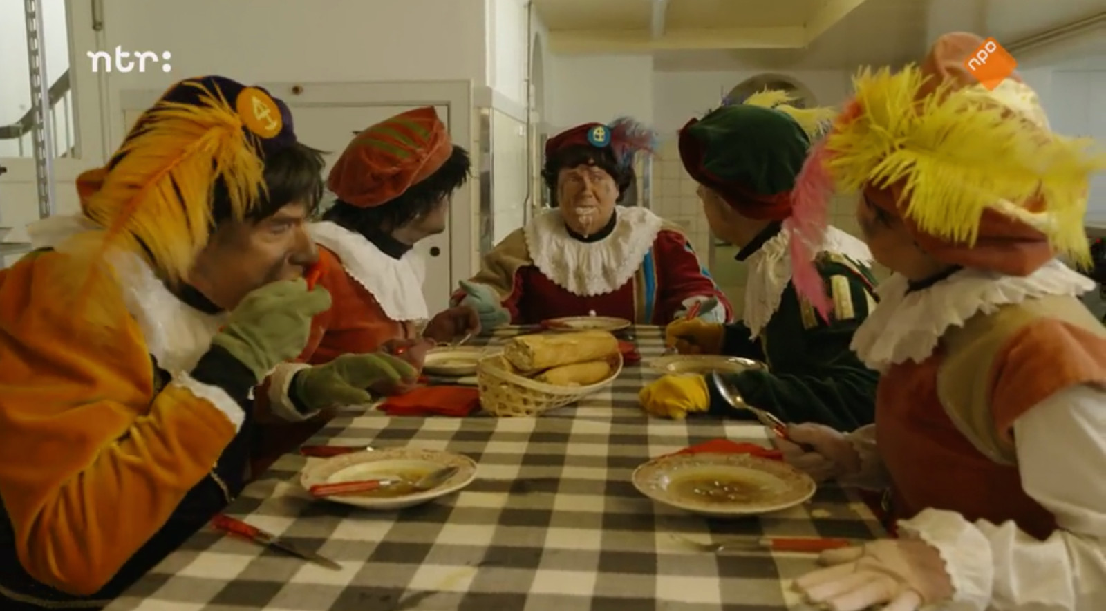 Schuimbekkende pieten verliezen alle pepernoten, stoomboot ligt vast in ...