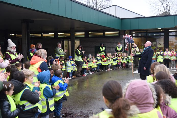 Leerlingen gemeentelijke basisscholen wuiven burgemeester Piet Buyse ...