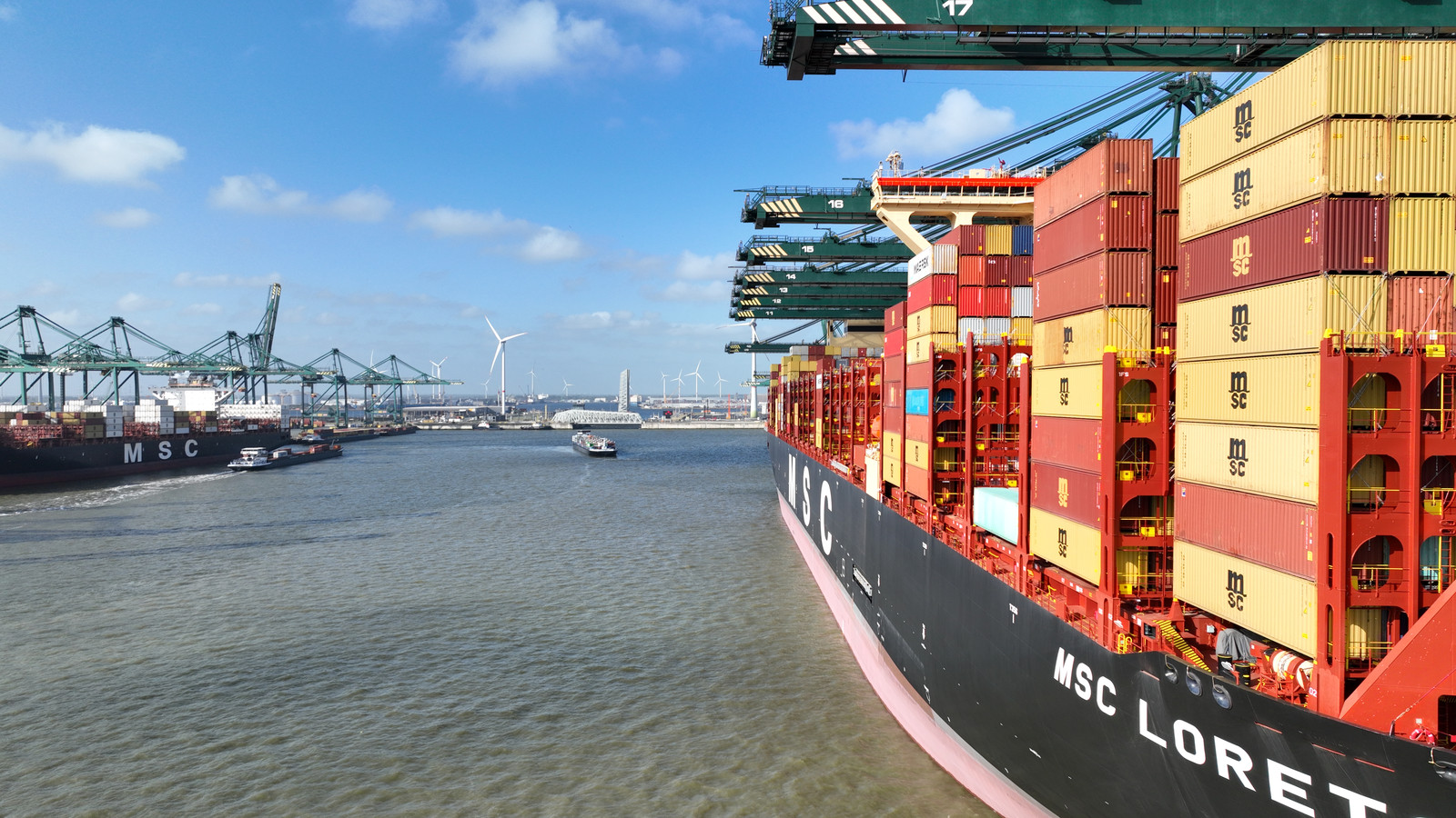 Grootste containerschip ter wereld MSC Loreto meert aan in Antwerpen ...