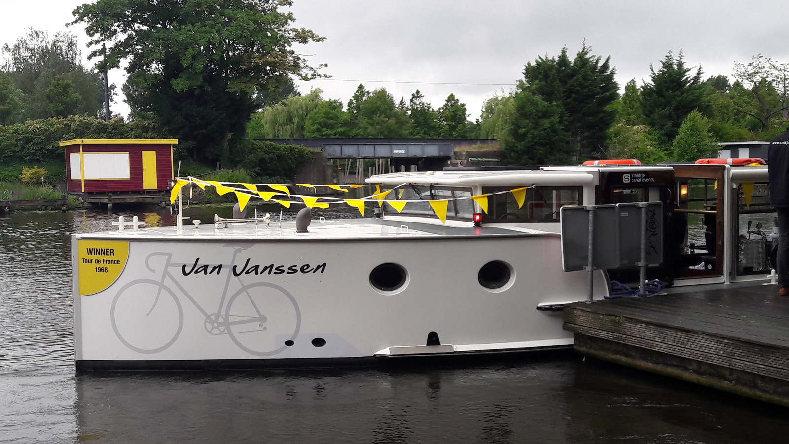 Tourwinnaar Jan Janssen uit Putte doopt eigen rondvaartboot in ...