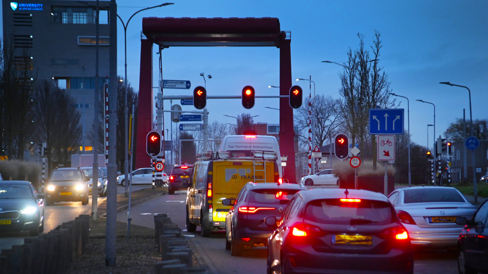 Kruispunt bij drukke brug in Vlissingen krijgt slimme stoplichten ...