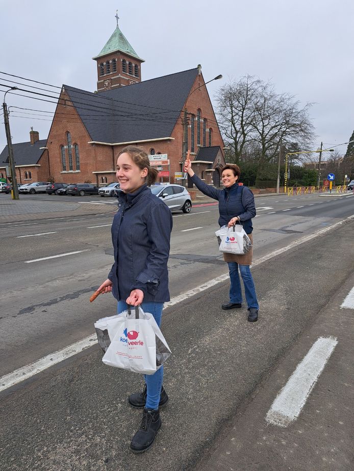KIJK. Slager Koen trakteert protesterende boeren op droge worstjes ...