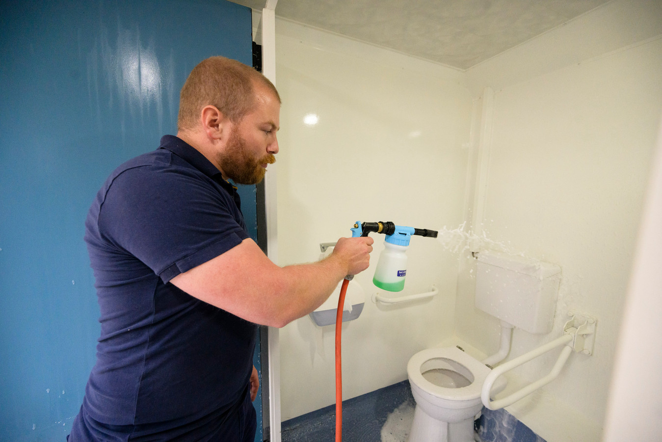 Bart zorgt voor een schoon toilet op de Boeskool is Lös: ‘De vrouwen ...