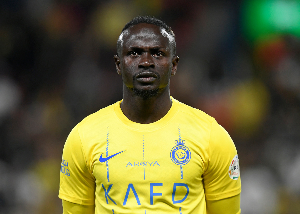 KIJK. 18-jarige vrouw van Sadio Mané (31) als heldin onthaald op school ...