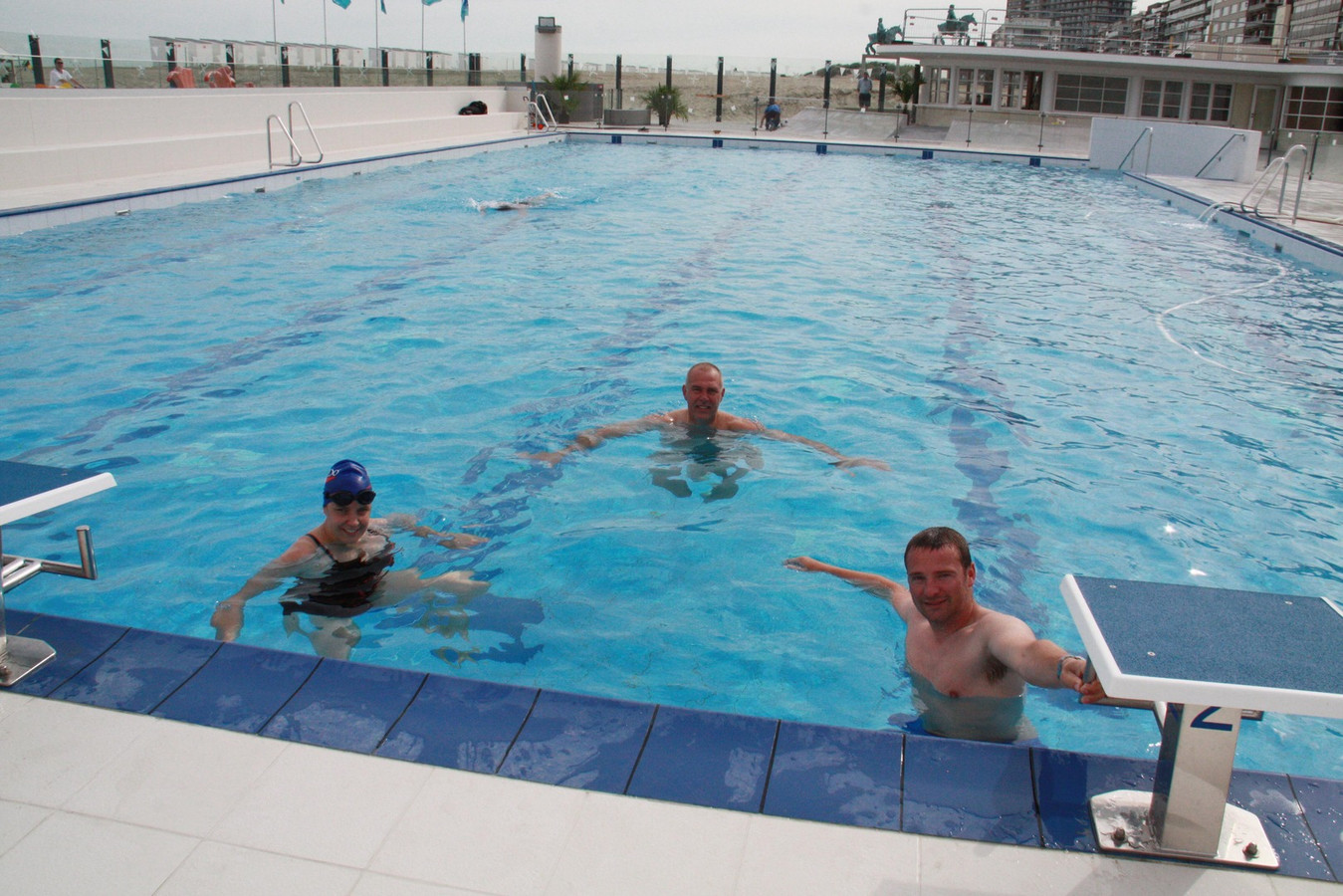 Eerste zwemmers testen nieuw openluchtzwembad | Foto | hln.be