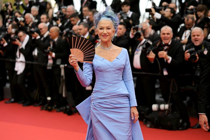 Fifty shades of blue: Helen Mirren verschijnt met felblauw haar op ...