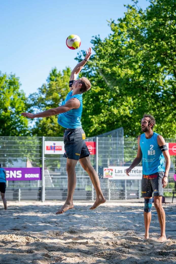 Thijs Nijeboer steelt de show op beachtoernooi in Borne | Borne ...