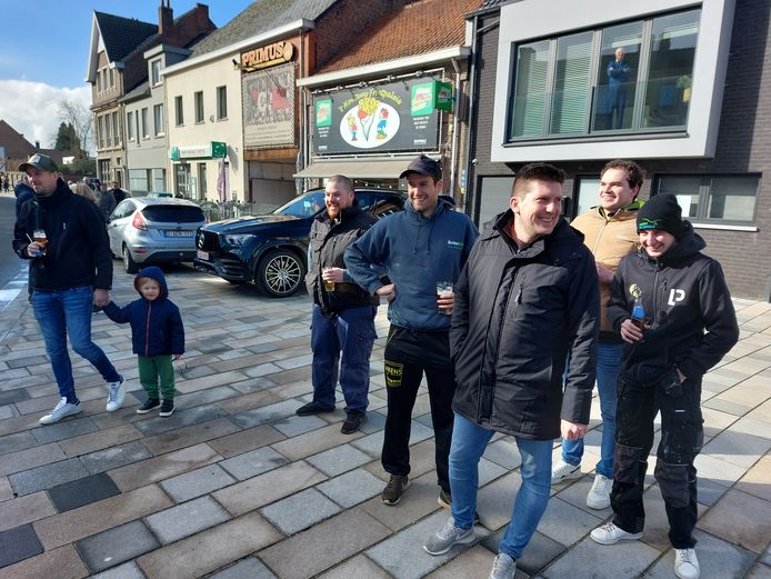 Daar is de koers, daar zijn de wielerfans: doortocht in Sint-Lievens ...