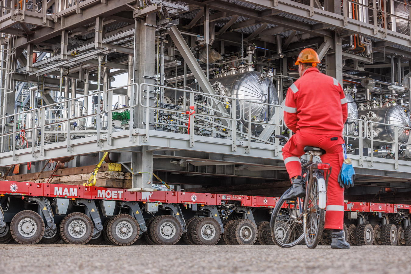 Transport van een complete Shell-fabriek verloopt op rolletjes | Foto ...
