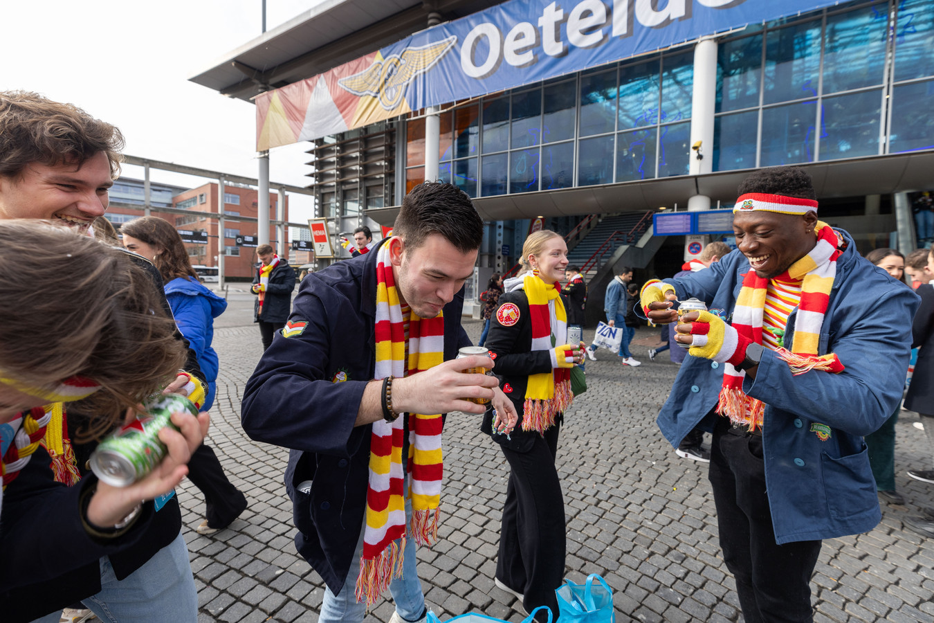 Met ‘bovensloters’ in de trein naar Oeteldonk: ‘Met carnaval verjagen ...