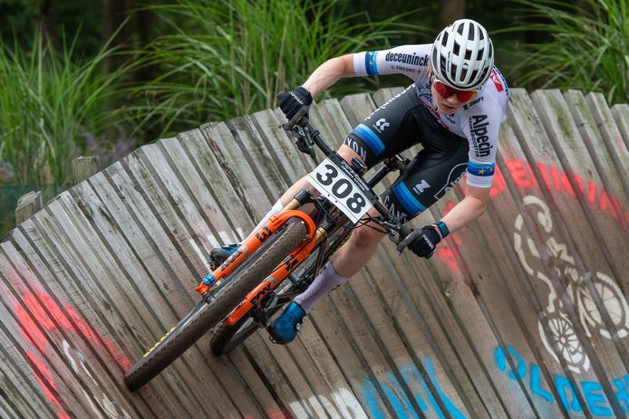 Puck Pieterse domineert van start tot finish en grijpt Nederlandse titel op mountainbike ...