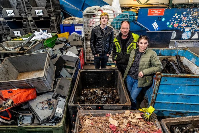 Chris en Marina vinden van alles tussen het ijzer en oud papier ...