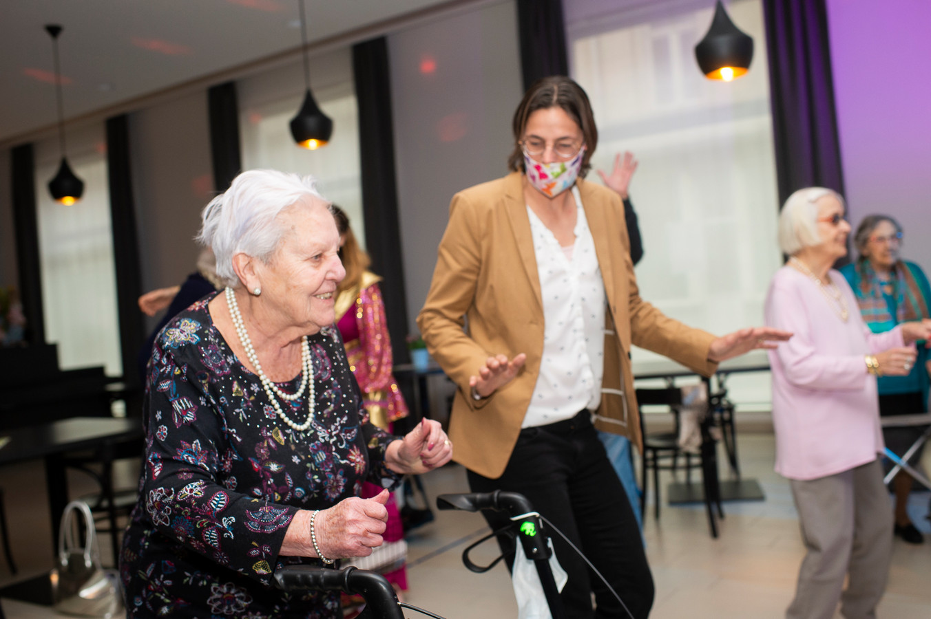 Tia Hellebaut zet bewoners woonzorgcentrum OLVA in beweging ...