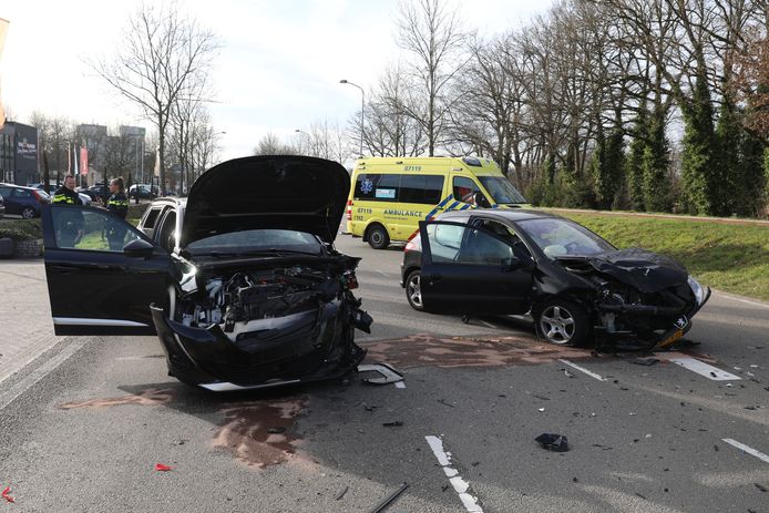 Zes mensen betrokken bij botsing tussen twee auto’s in Barneveld ...
