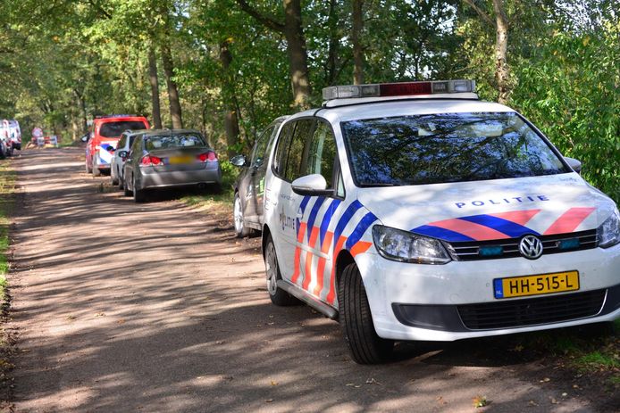 Busje met tientallen vaten vol drugsafval in Oirschot, ook twee vaten ...