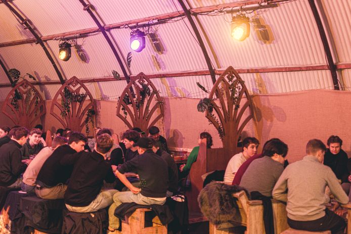 Bar Woest organiseert opnieuw winterbar in oude fabrieksloods ...