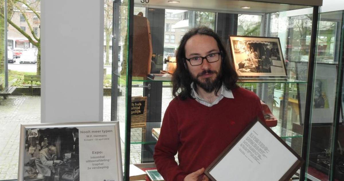 David Troch geeft gedicht in bruikleen | Sint-Niklaas | hln.be