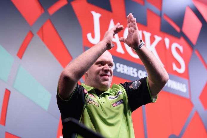 Michael van Gerwen krabbelt op na zware ingreep en kondigt plots nóg ...