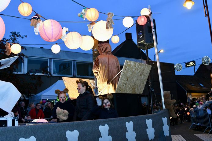 IN BEELD. 41e Sint-Maartensstoet lokt massa mensen: “Heel blij dat we ...