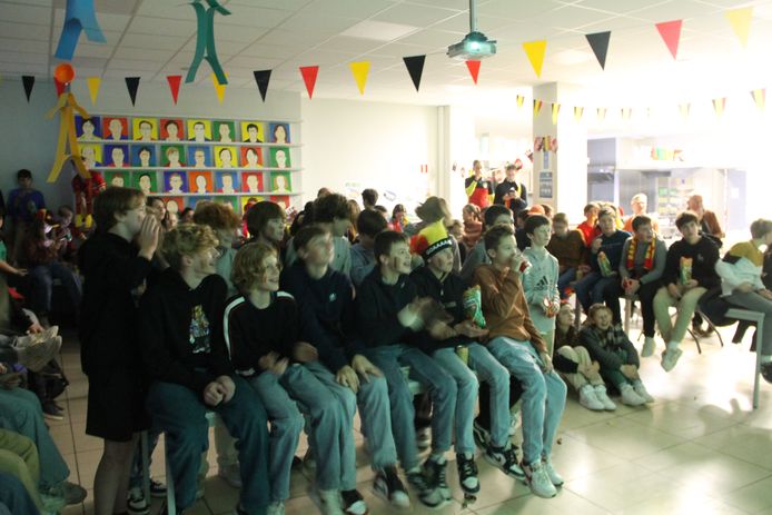 IN BEELD. Prizma Middenschool pakt uit met tricolore hapjes en Rode Duivels op groot scherm ...