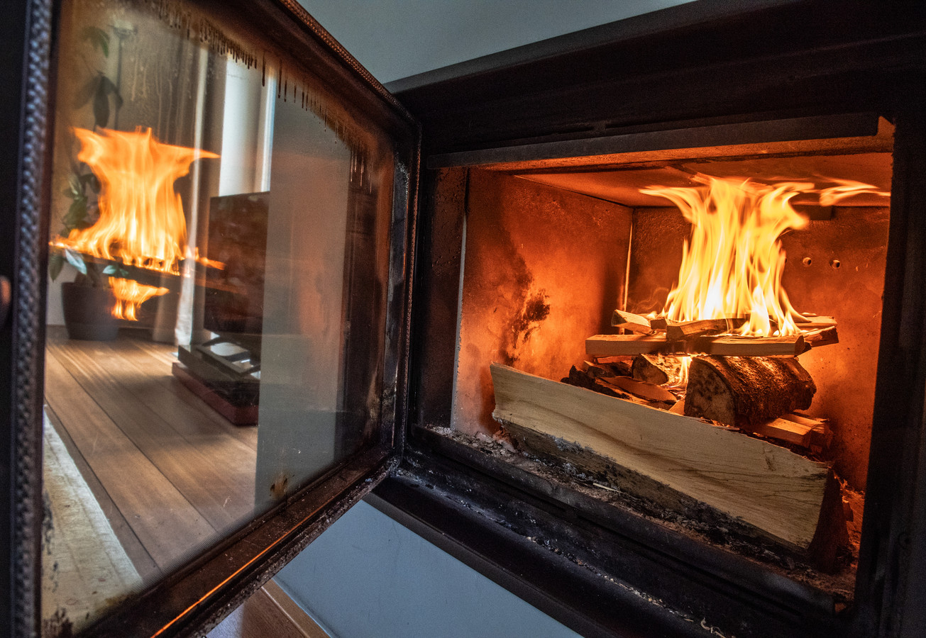 Voorst wil hout stoken deels aan banden leggen: ‘Vervuilende kachels ...