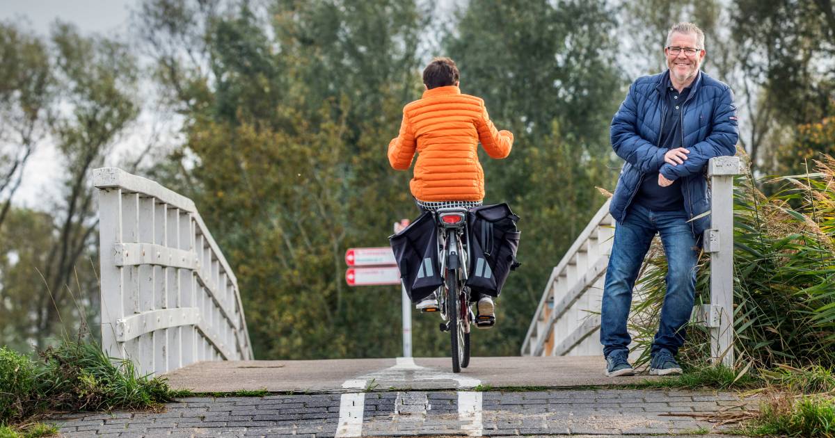 Radiodeejay Rick Romijn blij dat fietspaaltje weg is na weken steggelen ...