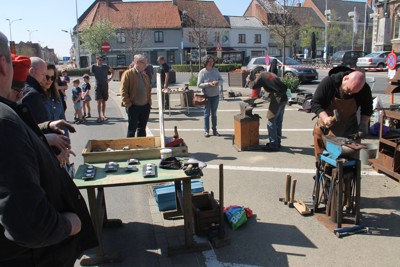 Kunstsmid Luc en collega’s organiseren succesvolle actie voor Oekraïne ...